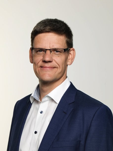 Sustainable operation of trains: Power-efficient on-board electrical ...